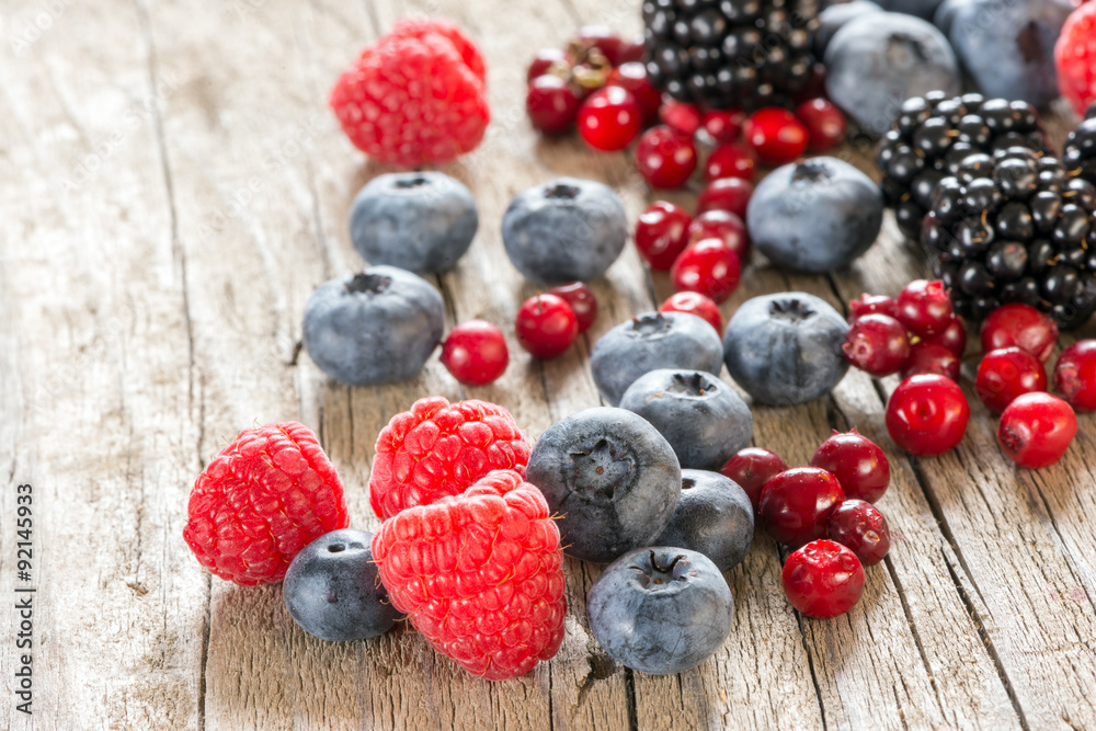 Gemischte Waldfrüchte Stock-Foto | Adobe Stock