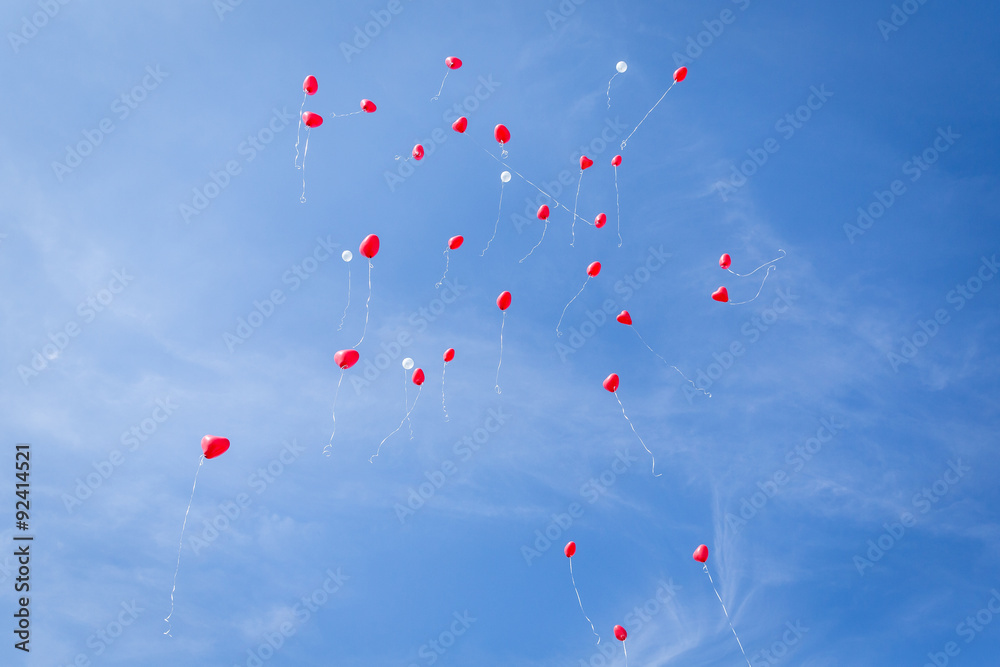 Luftballons in rot und weiß steigen in den blauen Himmel Stock Photo ...