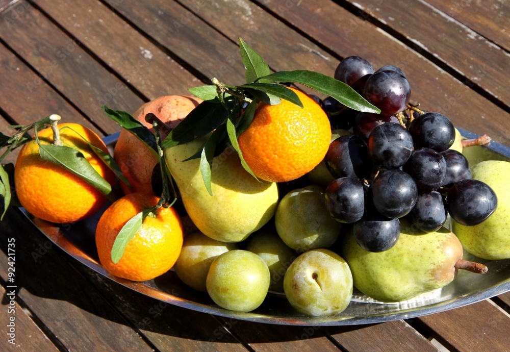 assortiment de fruits frais dans un plat Photos | Adobe Stock