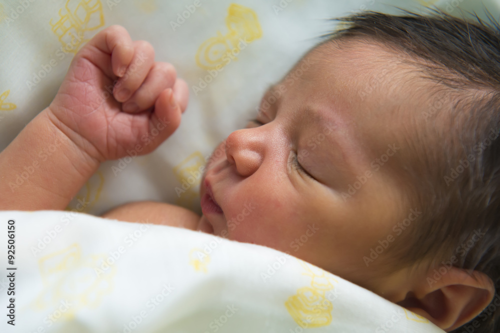 Bebé recién nacido dormido feliz y relajado después del baño y la ...