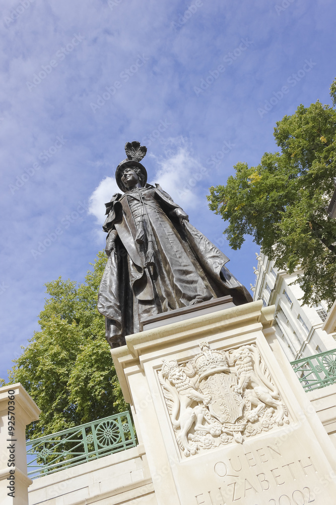 View of the iconic Queen Mother (Queen Elizabeth) Memorial statue by ...