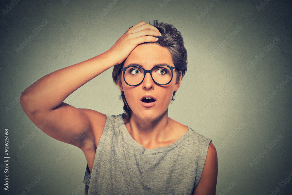 Surprise astonished woman with glasses looking surprised in full ...
