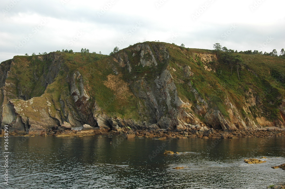 paisaje acantilado 01 / plano general de acantilado con mar en calma y ...
