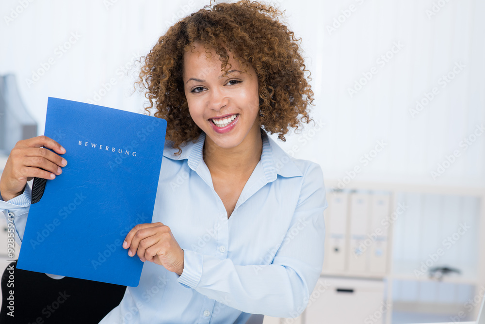 Junge Mitarbeiterin zeigt ihre Bewerbung Stock Photo | Adobe Stock