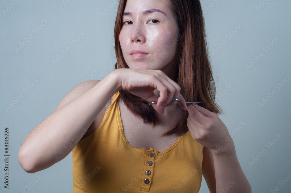 Asian woman in yellow shirts are cut her hair with scissors. Stock ...
