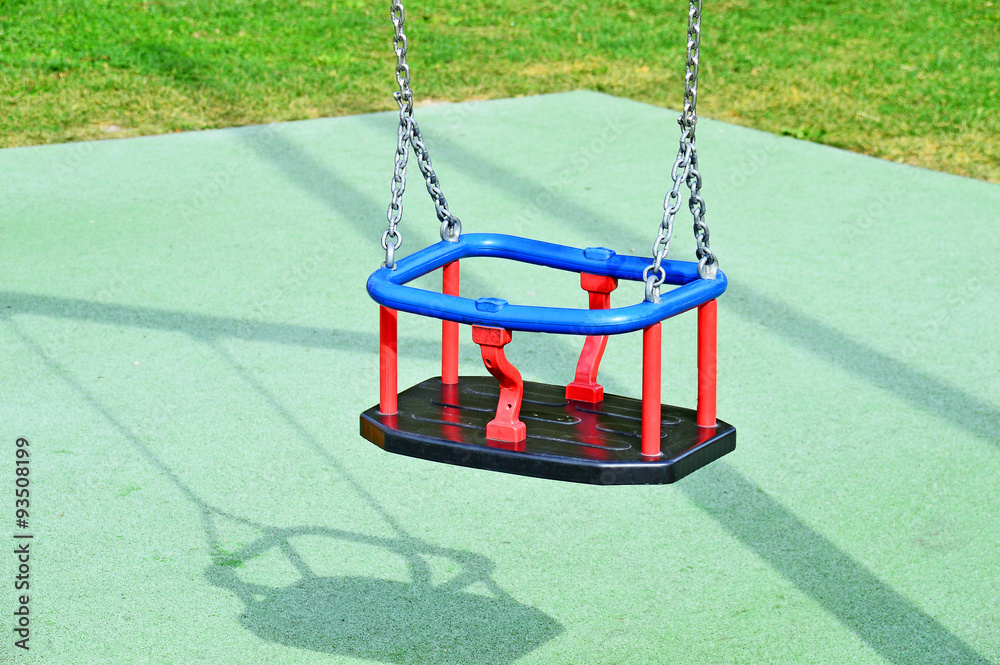 Öffentliche Babyschaukel am Spielplatz Stock-Foto | Adobe Stock