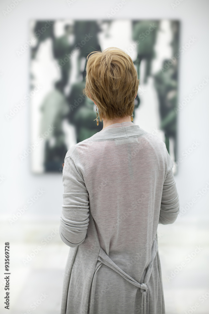 Foto de Mujer mirando un cuadro en el museo do Stock | Adobe Stock