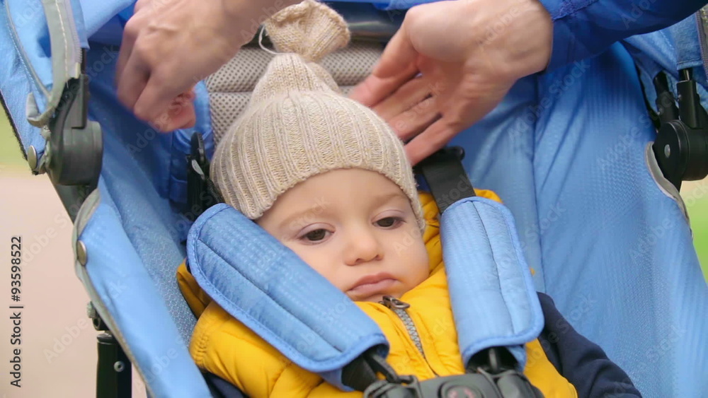 Video „Sad baby boy sitting in buggy stroller, his mother pulling down ...
