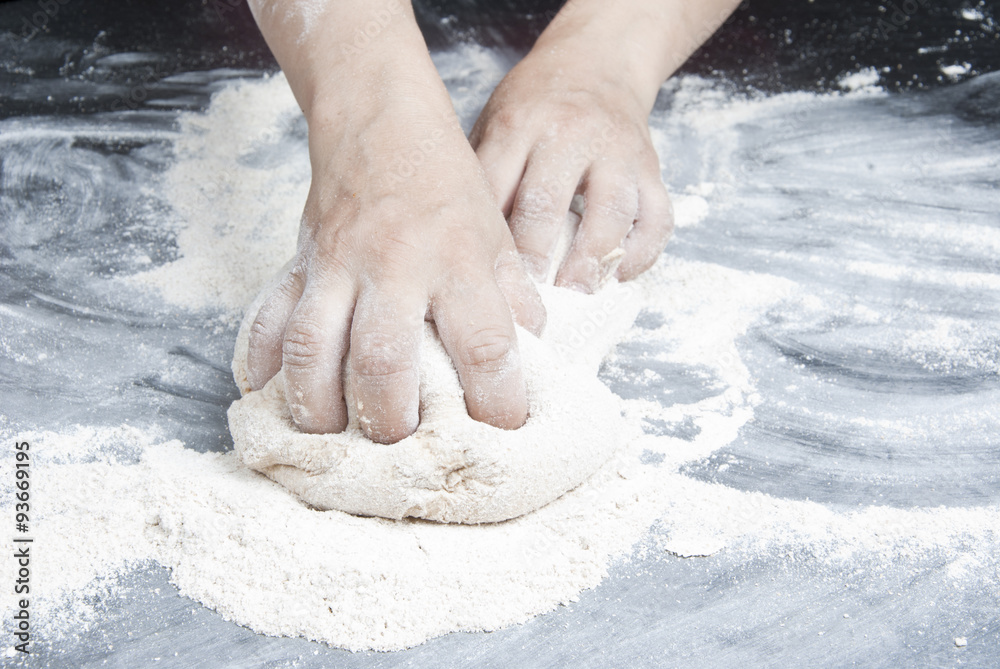 Amasar harina con las manos, elaborar y preparar Stock Photo | Adobe Stock