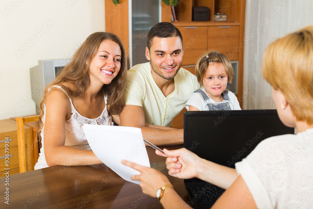 Family with insurance agent Stock-Foto | Adobe Stock