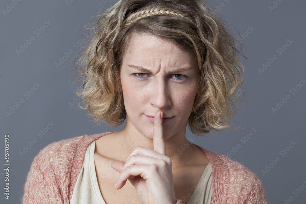 Foto Stock grumbling attractive young woman warning for too much noise ...