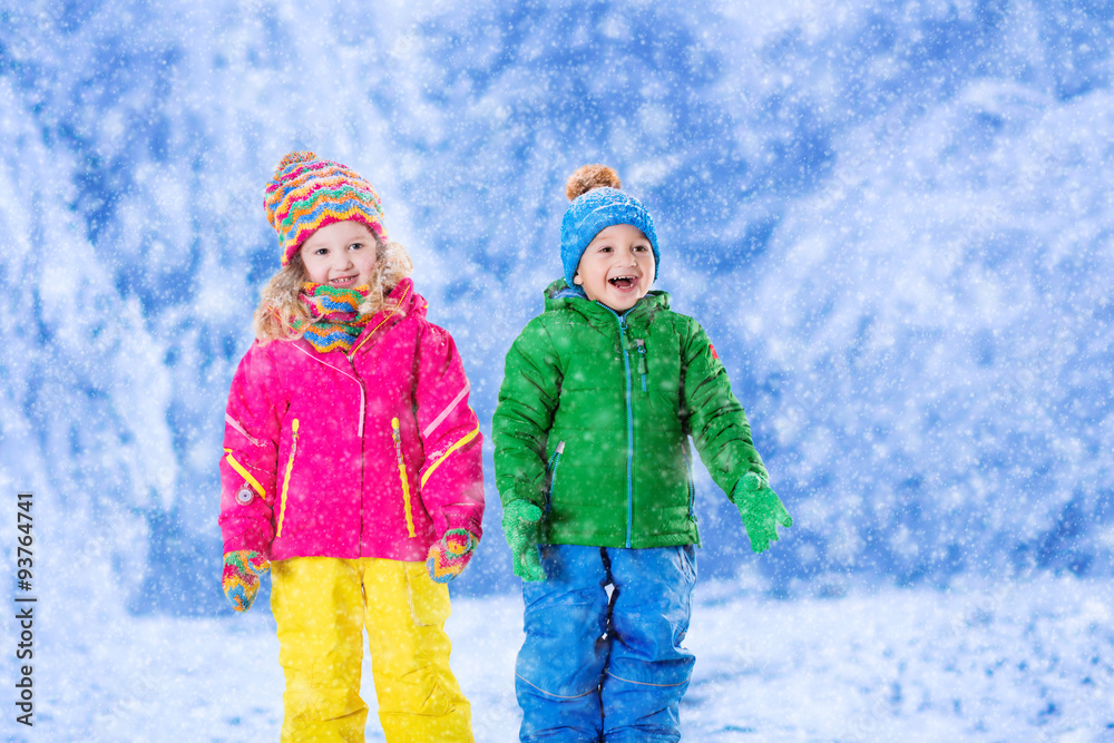 Kids playing in snowy winter park Stock-Foto | Adobe Stock