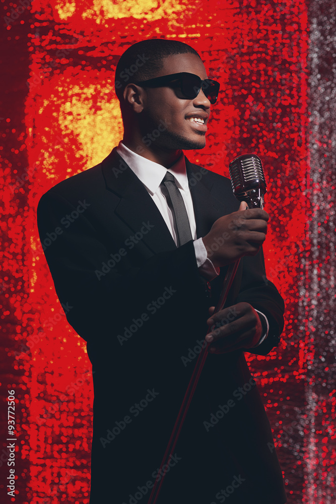 Retro fifties male african american singer with sunglasses in bl Stock ...