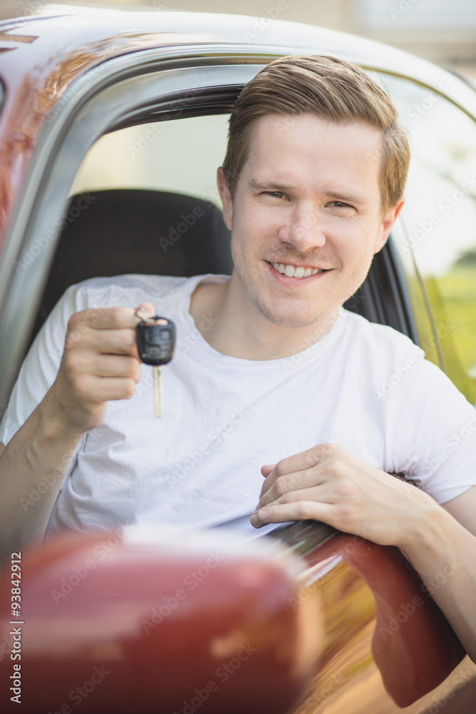 Junger Mann sitzt im Auto und zeigt seine Autoschlüssel foto de Stock ...