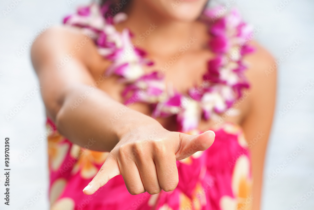 Hawaii beach woman making Hawaiian shaka hand sign foto de Stock ...