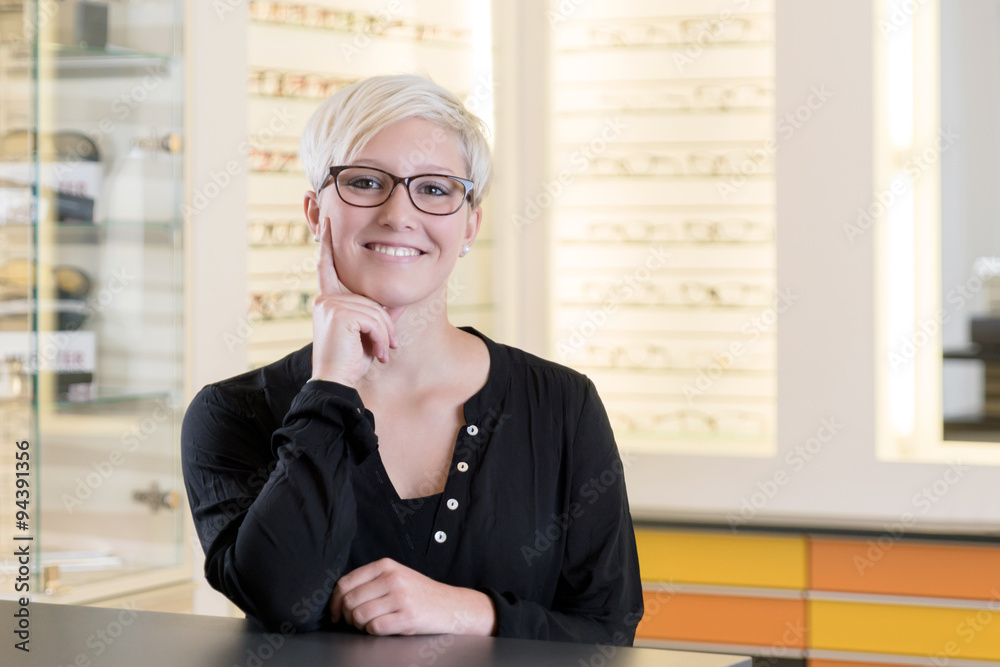 Junge Optikerin im Laden Stock-Foto | Adobe Stock