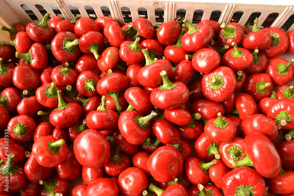 Runde rote Peperoni Stock Photo | Adobe Stock