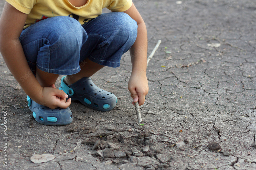 What is under the ground? / A picture of a kid digging soils Stock ...