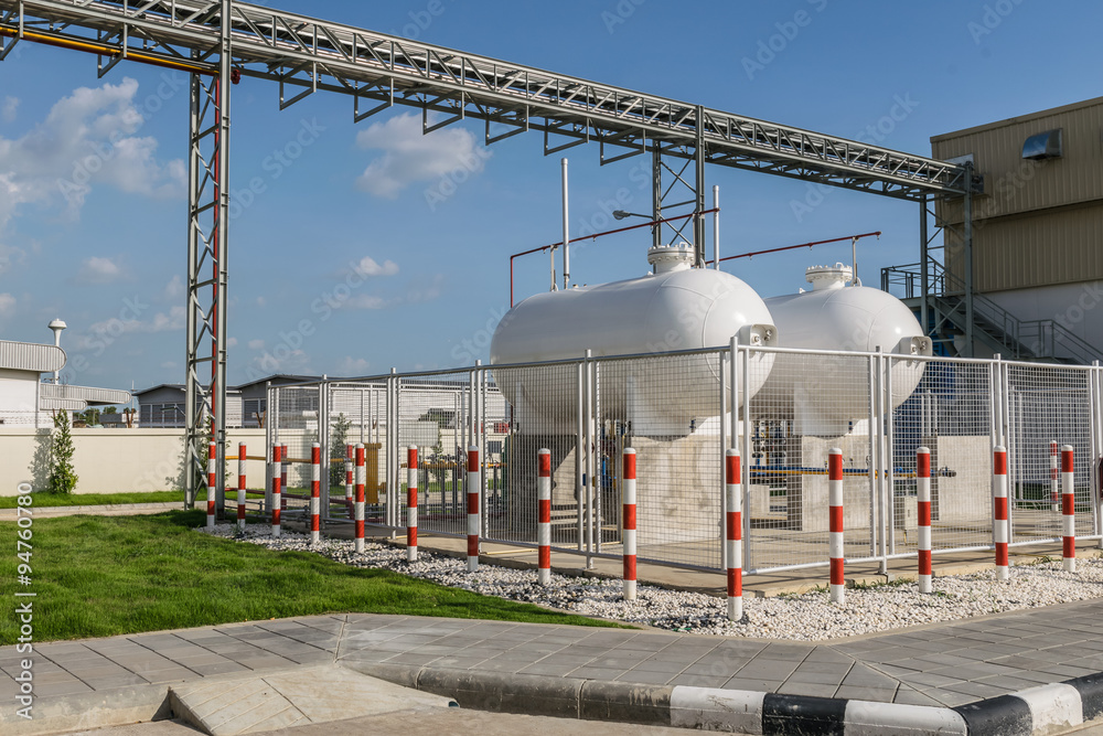 Steel Industrial gas tank for storage of LPG Stock-Foto | Adobe Stock