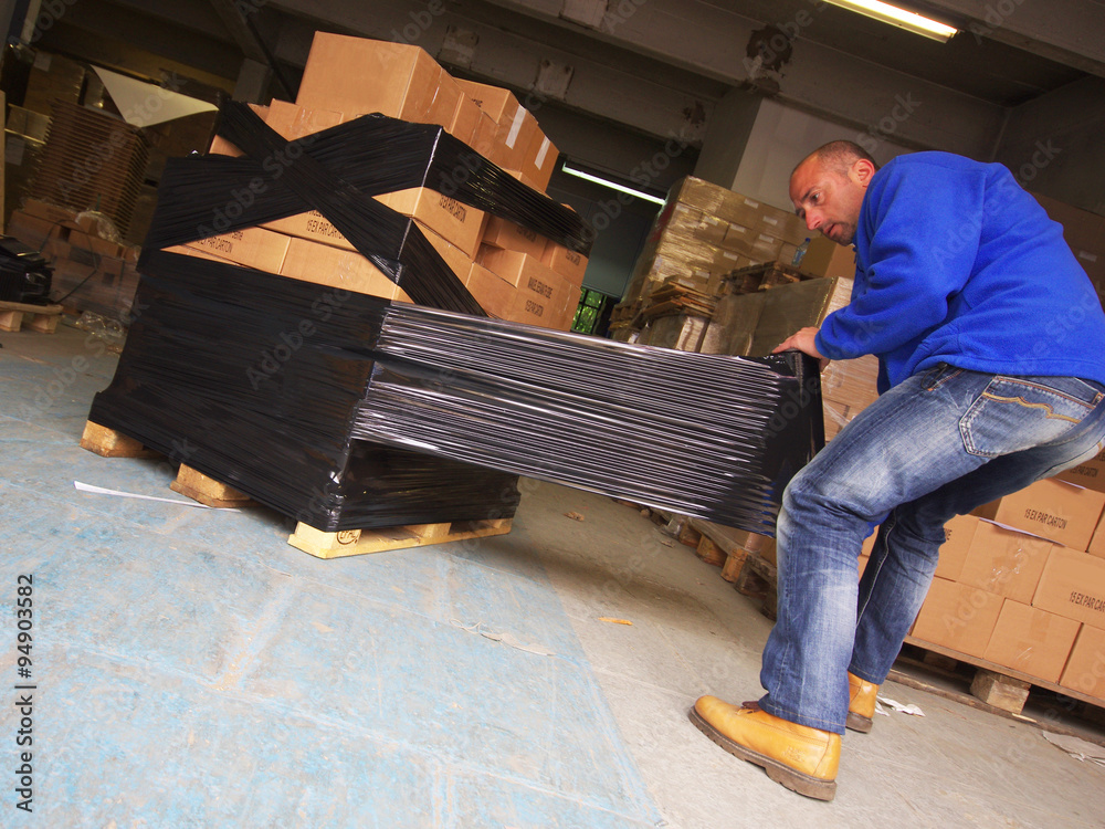 préparation de palette à l'entrepôt Stock Photo | Adobe Stock