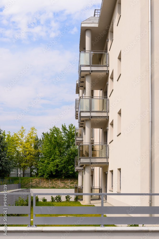 Palazzo a tre piani con terrazze e cancello in ferro Stock Photo ...