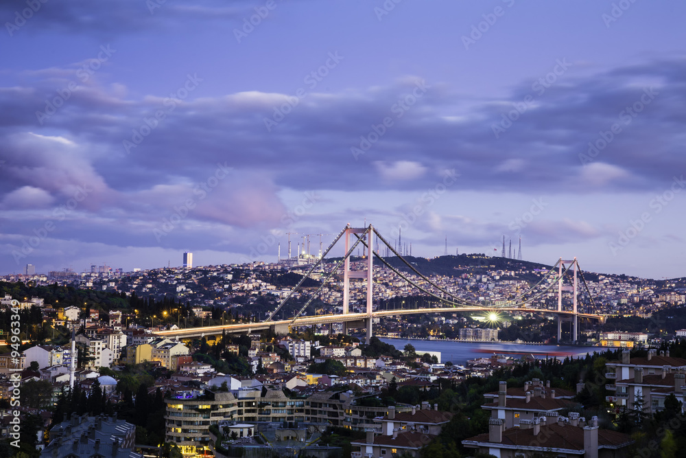 Foto de Twilight view of Bosphorus Bridge which is one of two ...