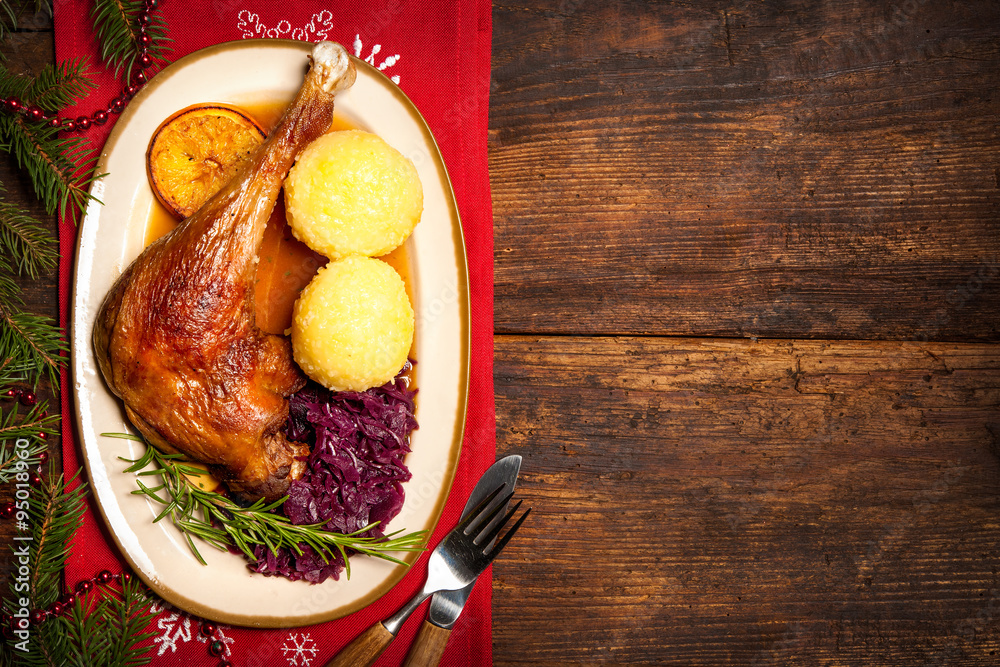 Crusty goose leg with braised red cabbage and dumplings ภาพถ่ายสต็อก ...