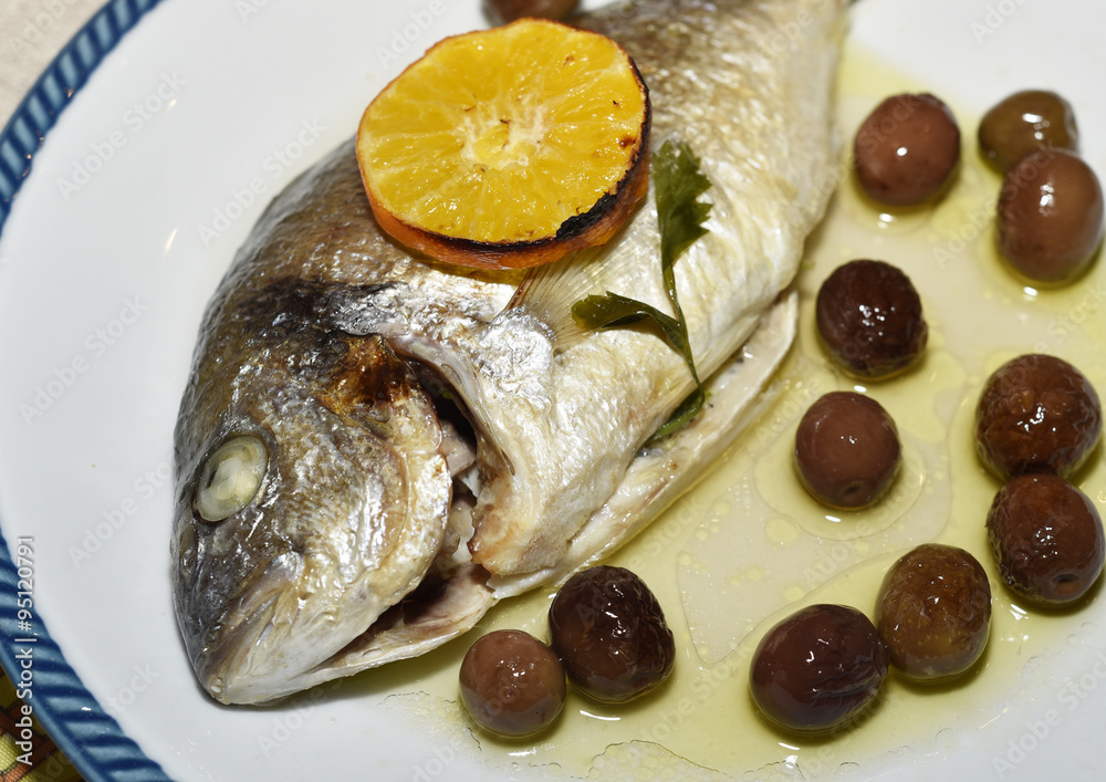 Orata al forno con le olive, un piatto prelibato della cucina ...