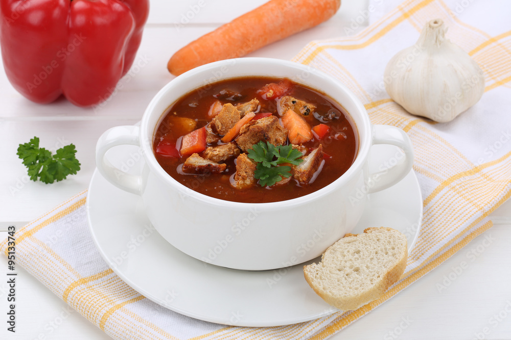 Gulasch Suppe Gulaschsuppe Suppentasse mit Baguette, Fleisch und Stock ...