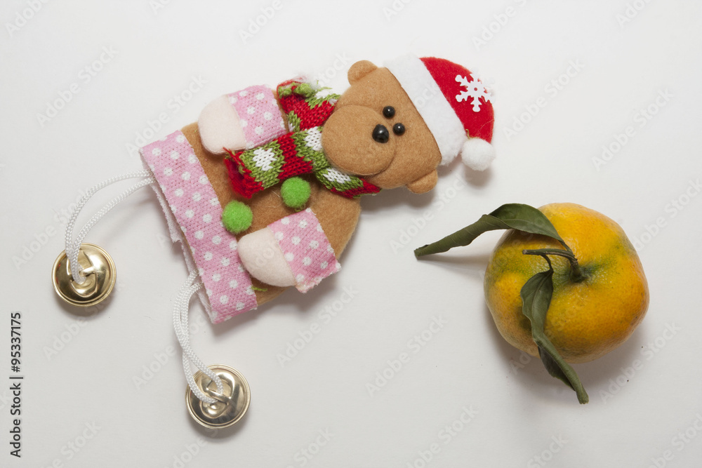 Новогодняя игрушка и мандарин Stock-Foto | Adobe Stock