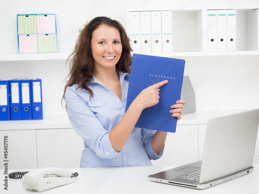 Mitarbeiterin mit toller Bewerbungsmappe Stock Photo | Adobe Stock