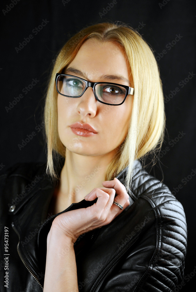 elegante Frau mit Brille Stock-Foto | Adobe Stock