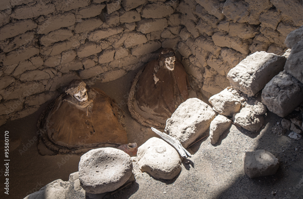 Chauchilla Cemetery with prehispanic mummies in Nazca desert, Pe Stock ...