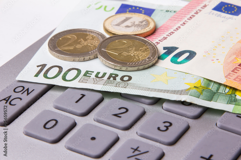 Foto Stock Geld mit Taschenrechner | Adobe Stock