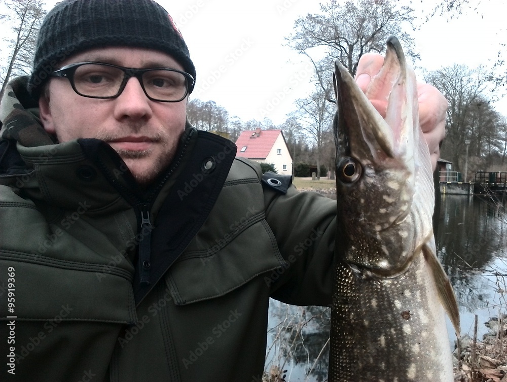 Angler mit Hecht Stock 写真 | Adobe Stock