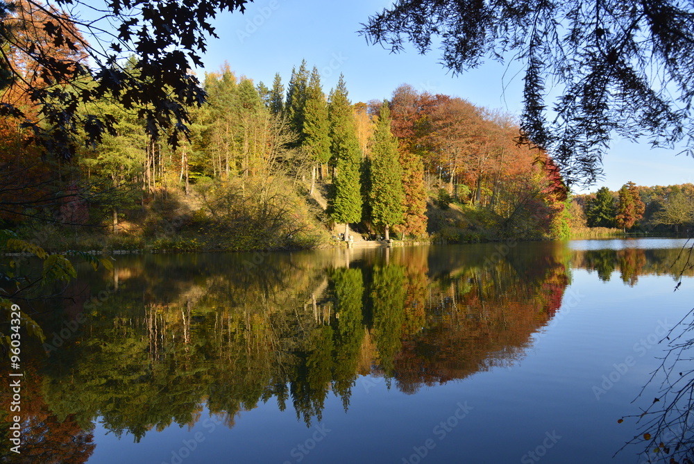 L'étang de la Longue Queue sous la lumière du coucher de soleil au parc ...