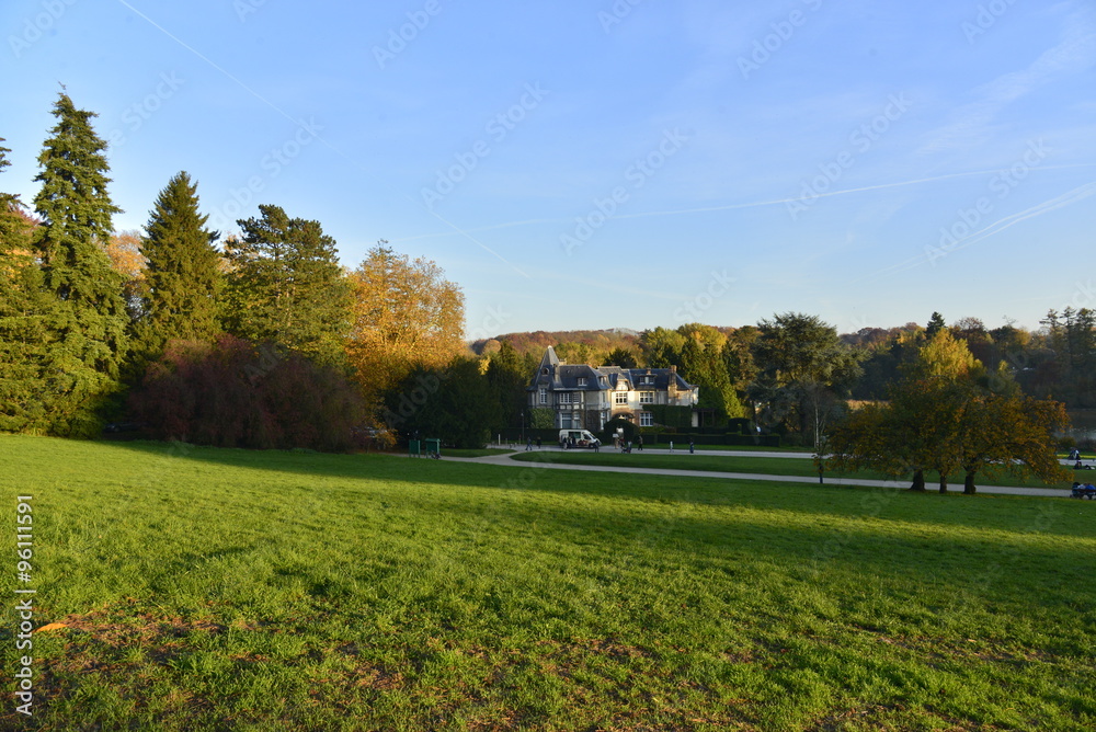 La pelouse à l'entrée principale du parc Solvay de la Hulpe en fin de ...