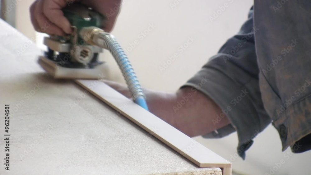 Worker using a power sander to smooth part of the doors frame. vídeo de ...