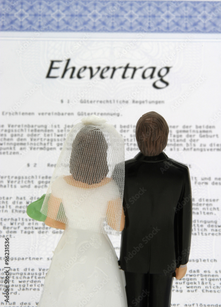 Hochzeitspaar vor Ehevertrag Stock-Foto | Adobe Stock