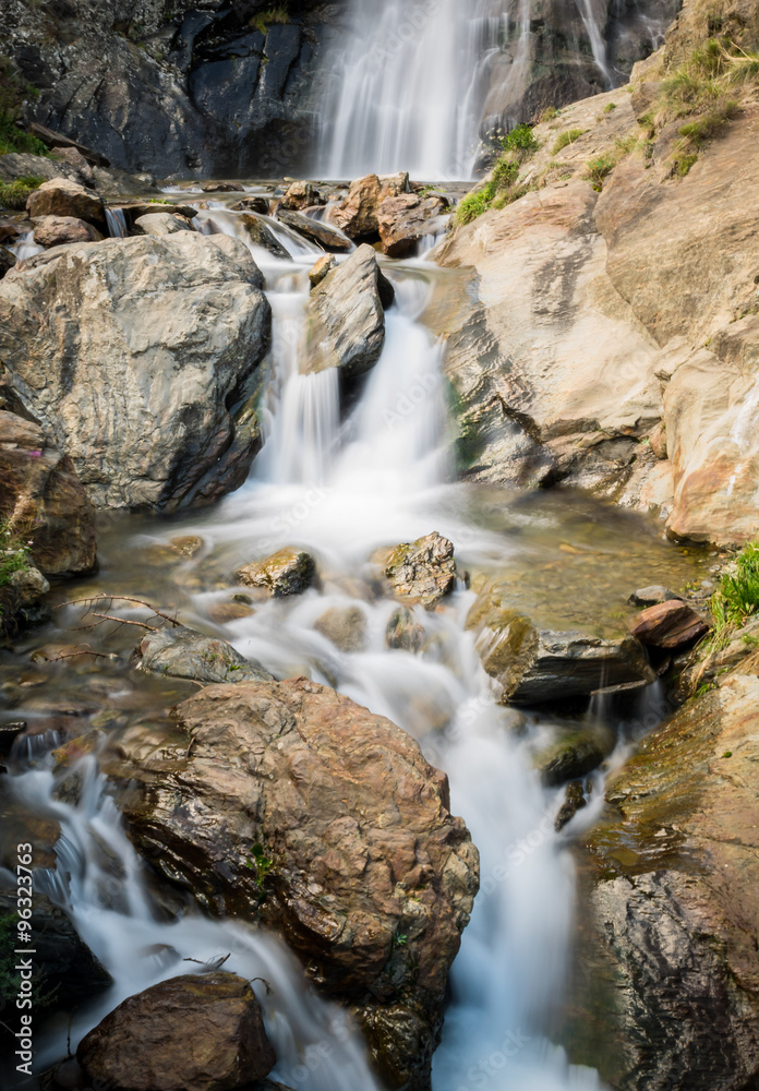 Piedras del río con una pequeña cascada en medio de la naturaleza Stock ...