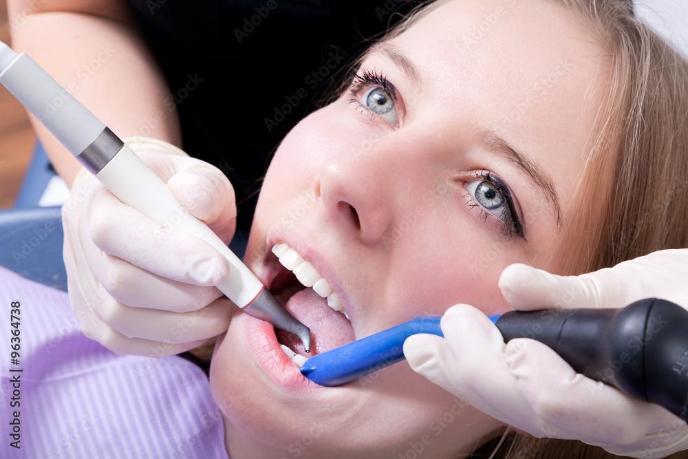 Frau beim Zahnarzt Nahaufnahme Stock-Foto | Adobe Stock
