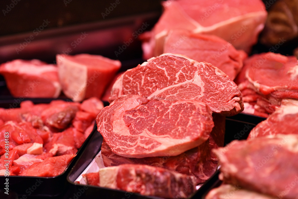 Fleisch in einer Theke im Supermarkt für den Verkauf // Meat in a ...
