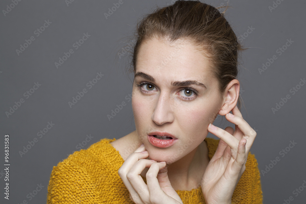 doubt and confusion concept - portrait of confused beautiful 20s girl ...