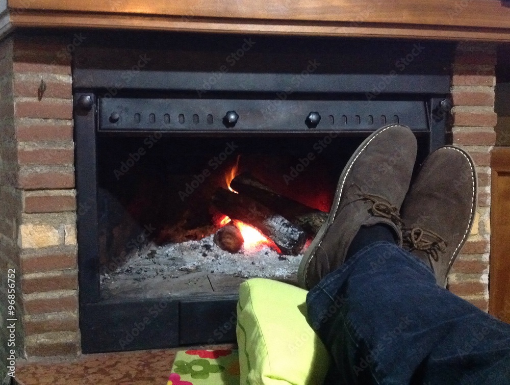 Foto Stock Davanti al caminetto | Adobe Stock