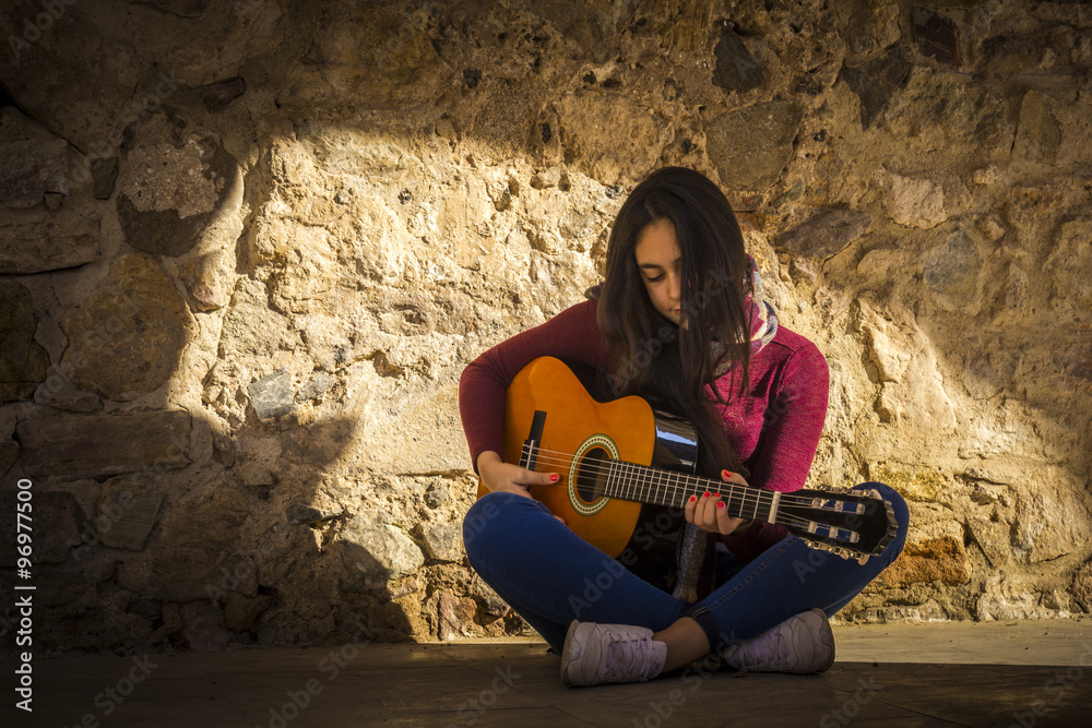 Adolescente tocando música en la calle. Momentos de inspiración. Chica ...