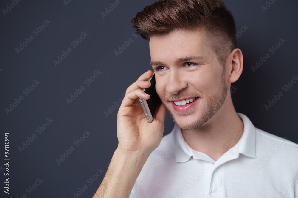 mann telefoniert mit seinem mobiltelefon Stock Photo | Adobe Stock