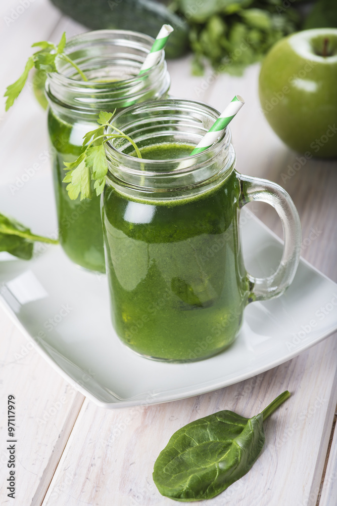 Bebida green smoothie o batido verde energético con frutas hojas de ...