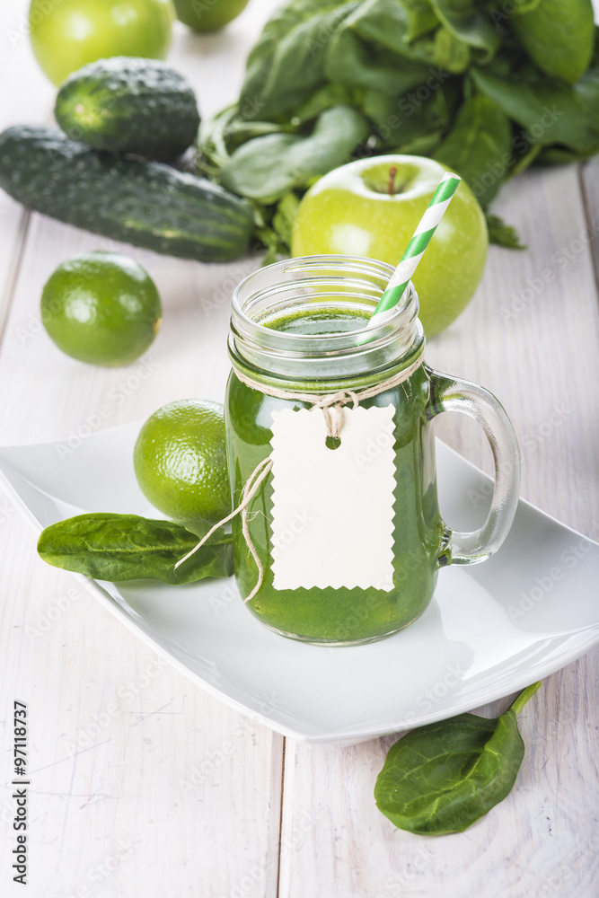 Bebida green smoothie o batido verde energético con frutas hojas de ...