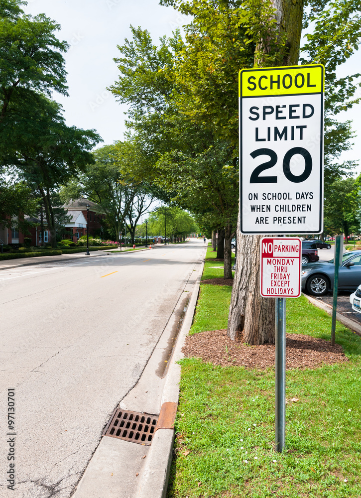Shool zone speed limit 20 mile sign foto de Stock | Adobe Stock