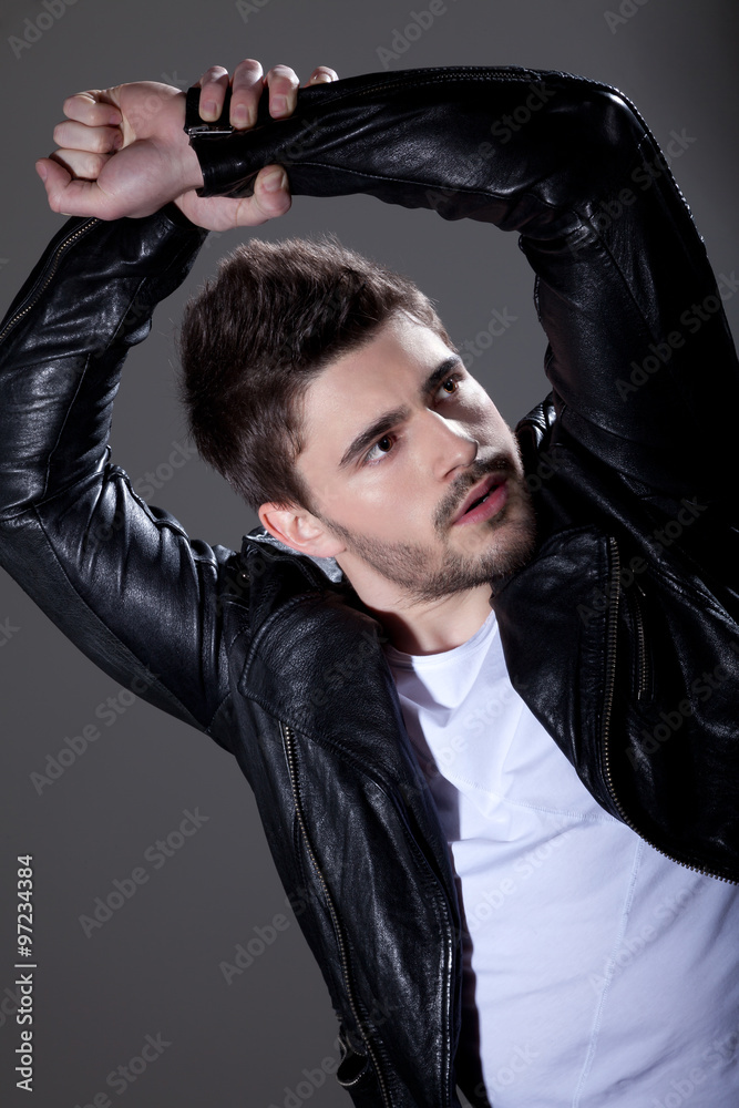 Model Mann posiert mit Lederjacke Porträt Stock-Foto | Adobe Stock